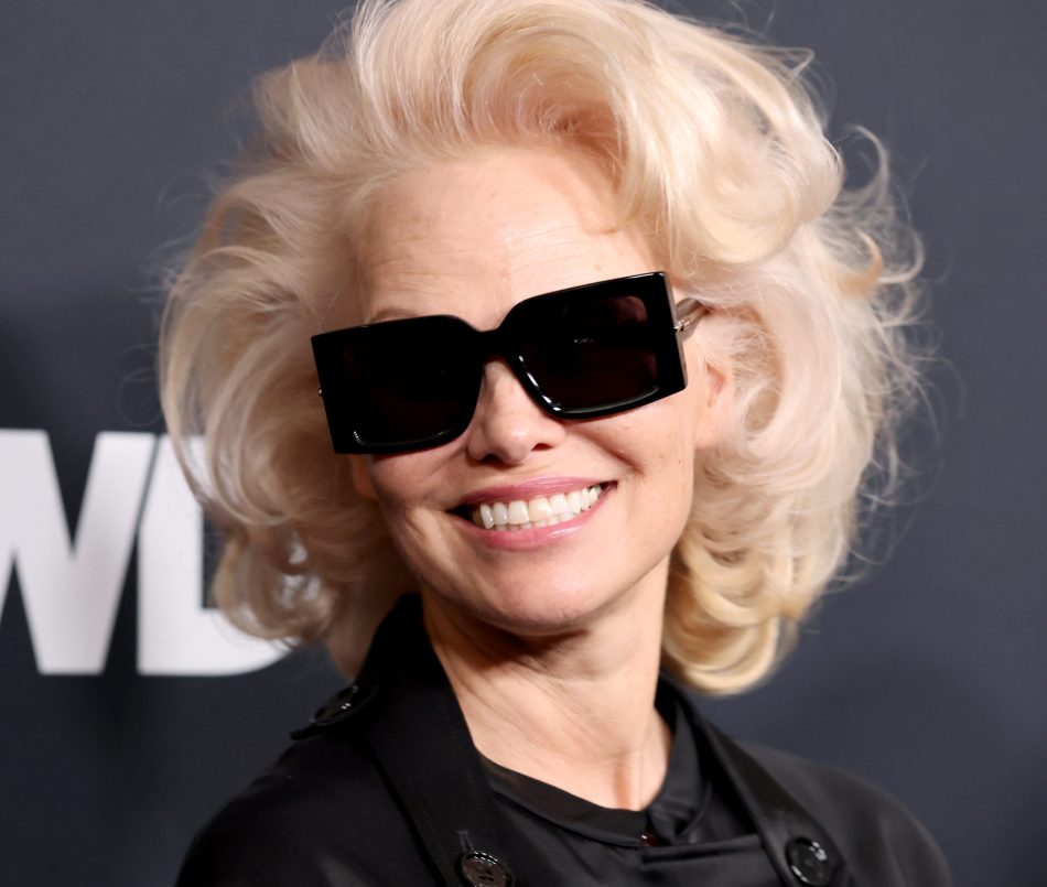 Pamela Anderson con gafas Ferragamo - Revista óptica Lookvision